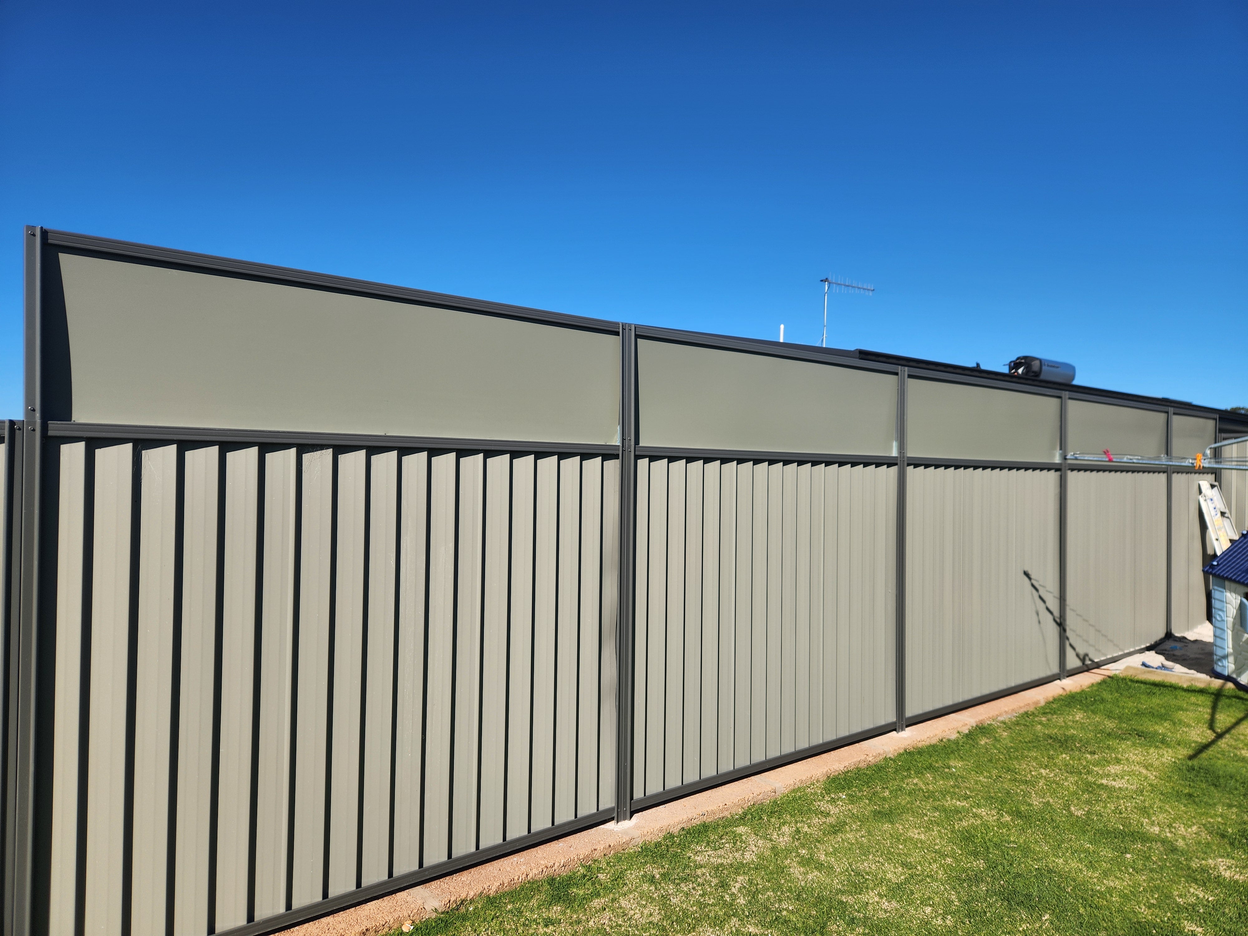 5 reasons to choose COLORBOND® fence extensions to improve home securi ...