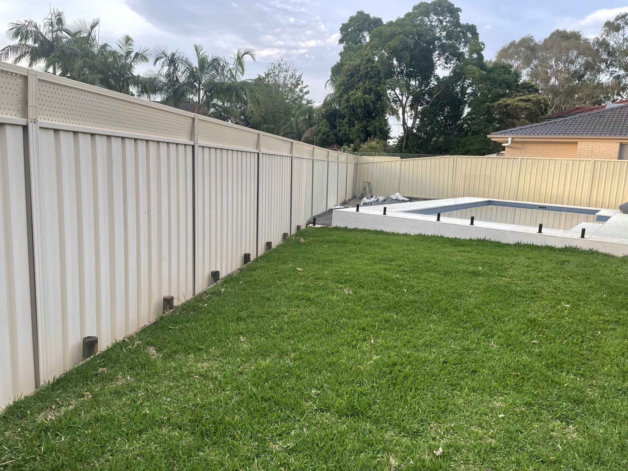 5 reasons to choose COLORBOND® fence extensions to improve home ...